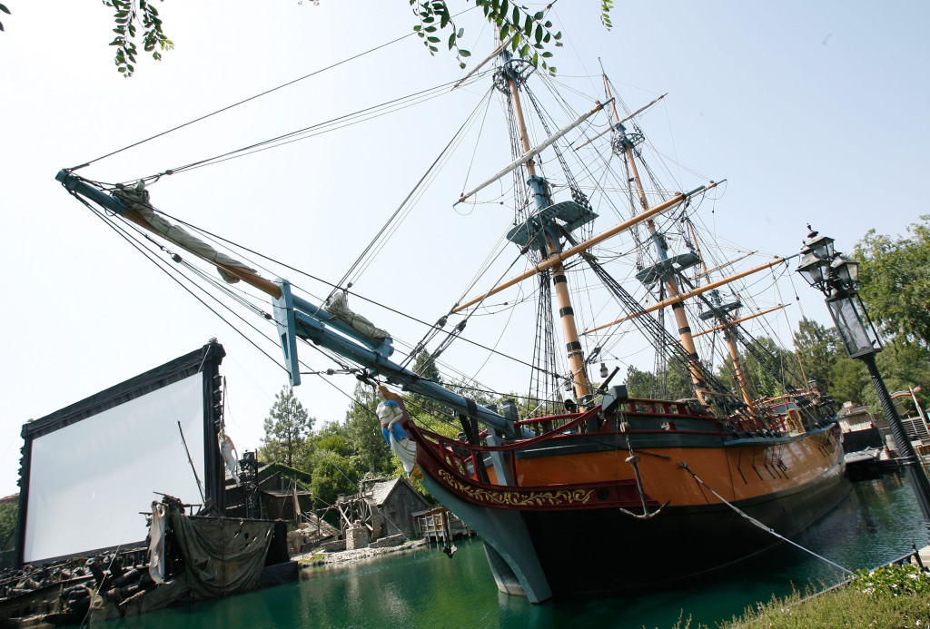 Pirates of the Caribbean The Curse of the Black Pearl - Behind The Lens ...